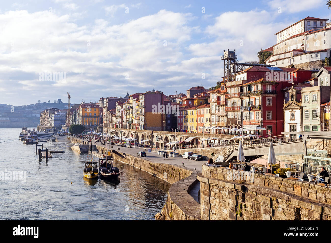 Porto, Portugal. Le quartier historique de Ribeira et les bateaux ...