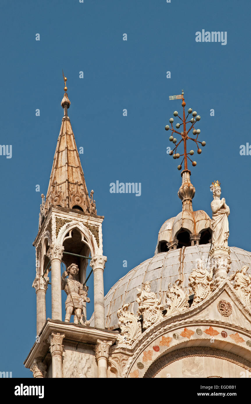 Détail de pinacles sculptés en marbre figures spires dôme sur le toit ...