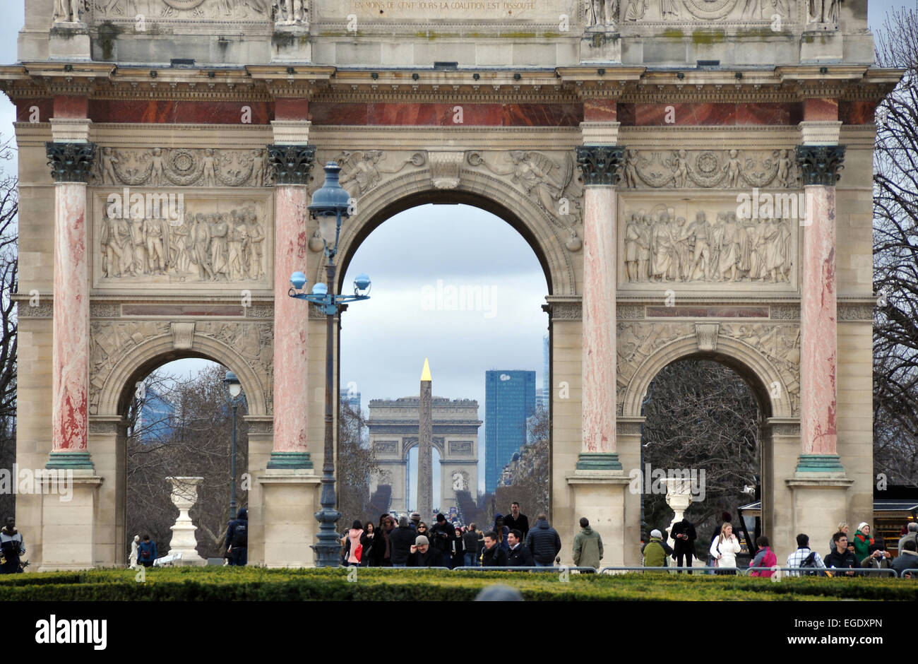 Vue à l'Arc de triomphe du Carrousel vers l'Arc de Triomphe et la ... Vue à l'Arc de triomphe du Carrousel vers l'Arc de Triomphe et la ...
