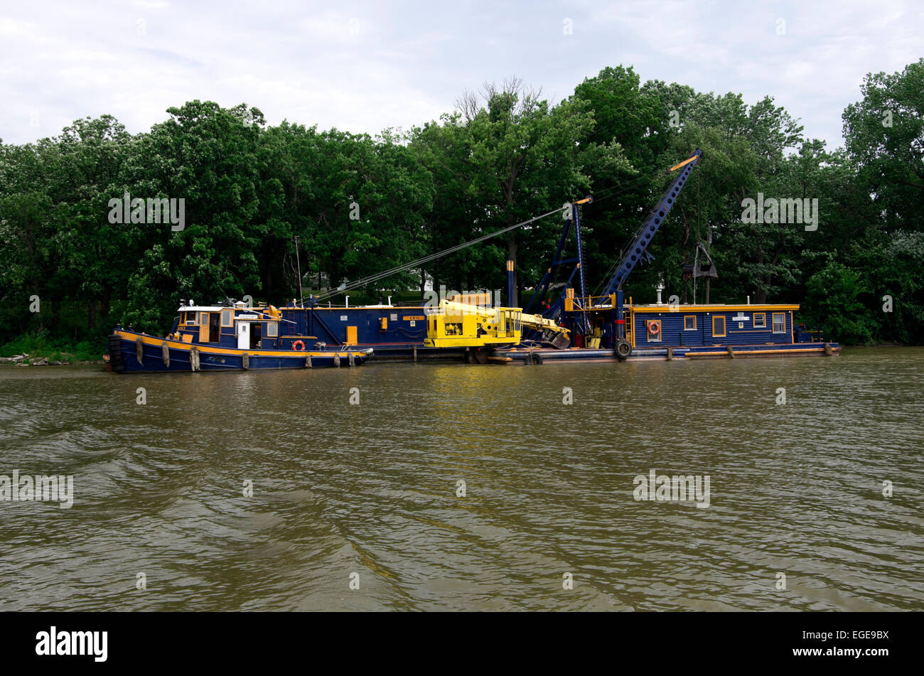 Les barges et les remorqueurs de la construction liée au côté banque ...