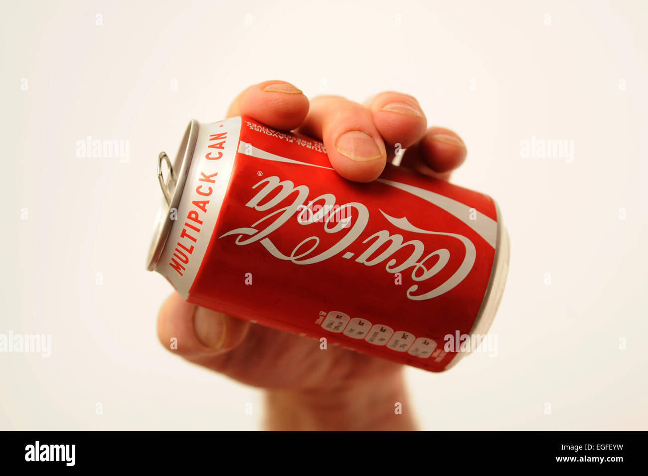 Une canette de coca cola coca Banque de photographies et d’images à ...