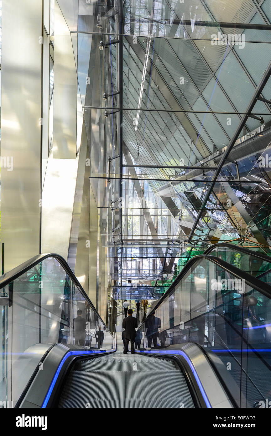 City atrium escalator Banque de photographies et d’images à haute ...