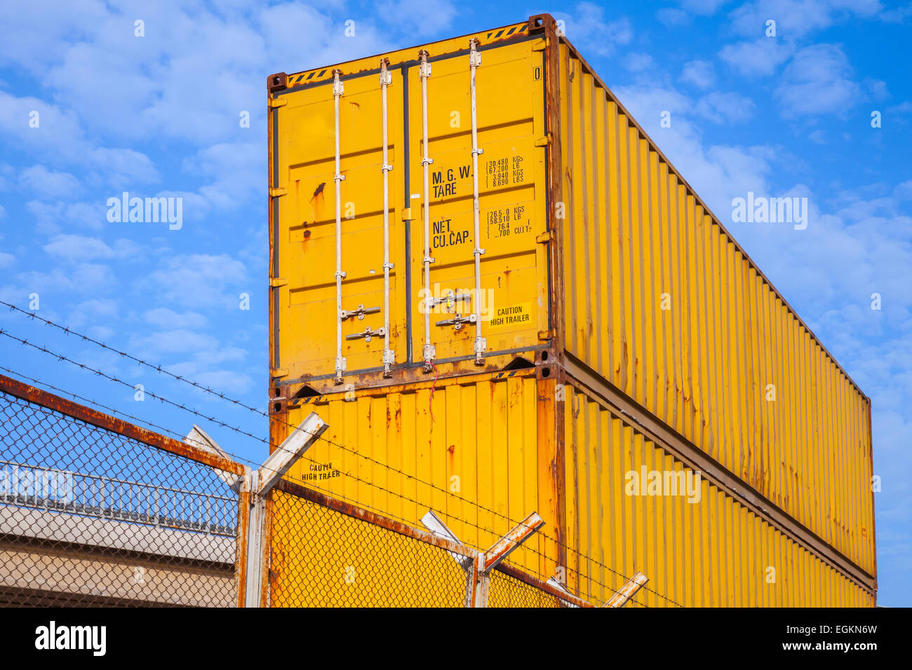 Conteneurs jaunes Banque de photographies et d’images à haute ...