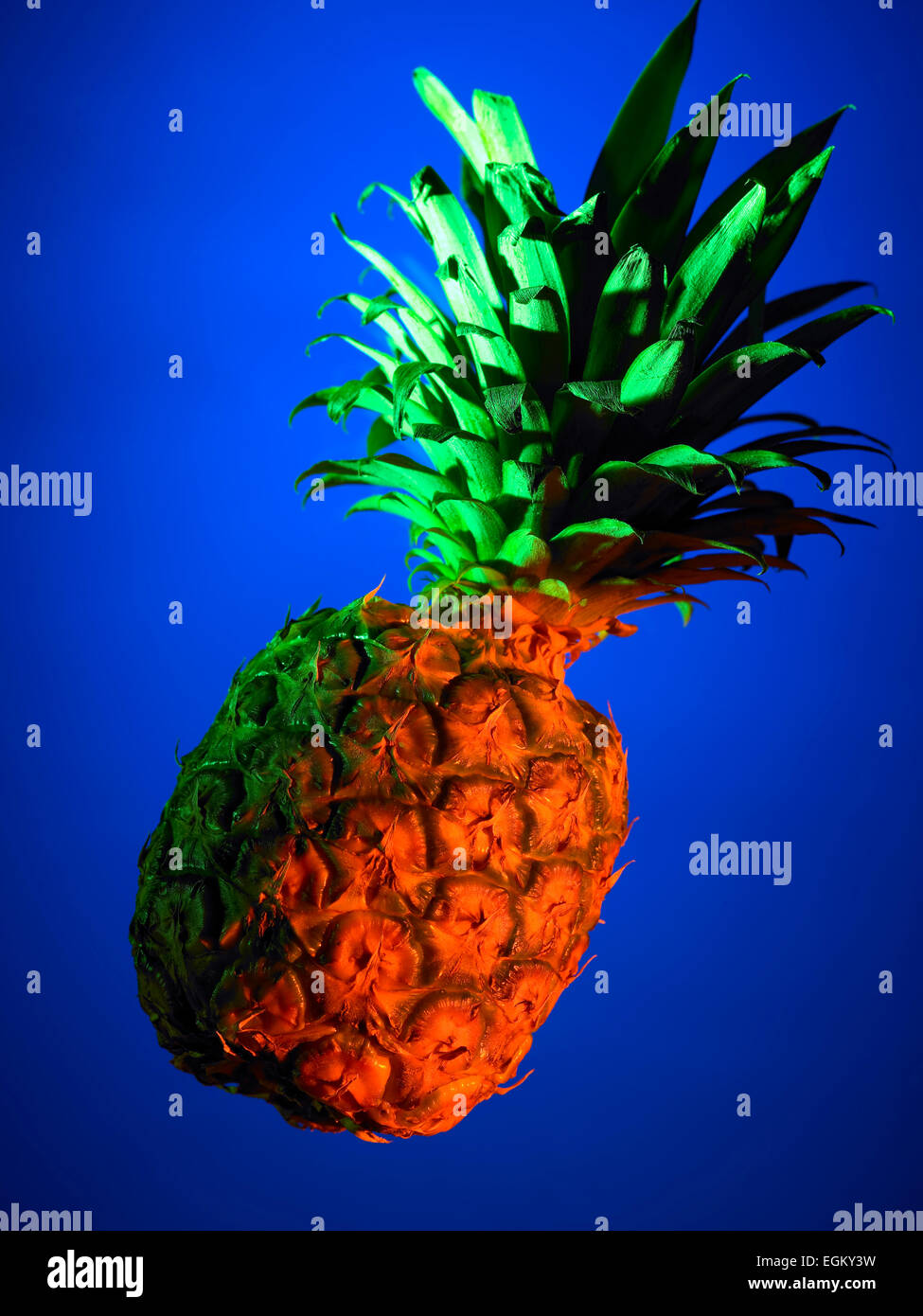 Ananas coloré Banque de photographies et d’images à haute résolution ...