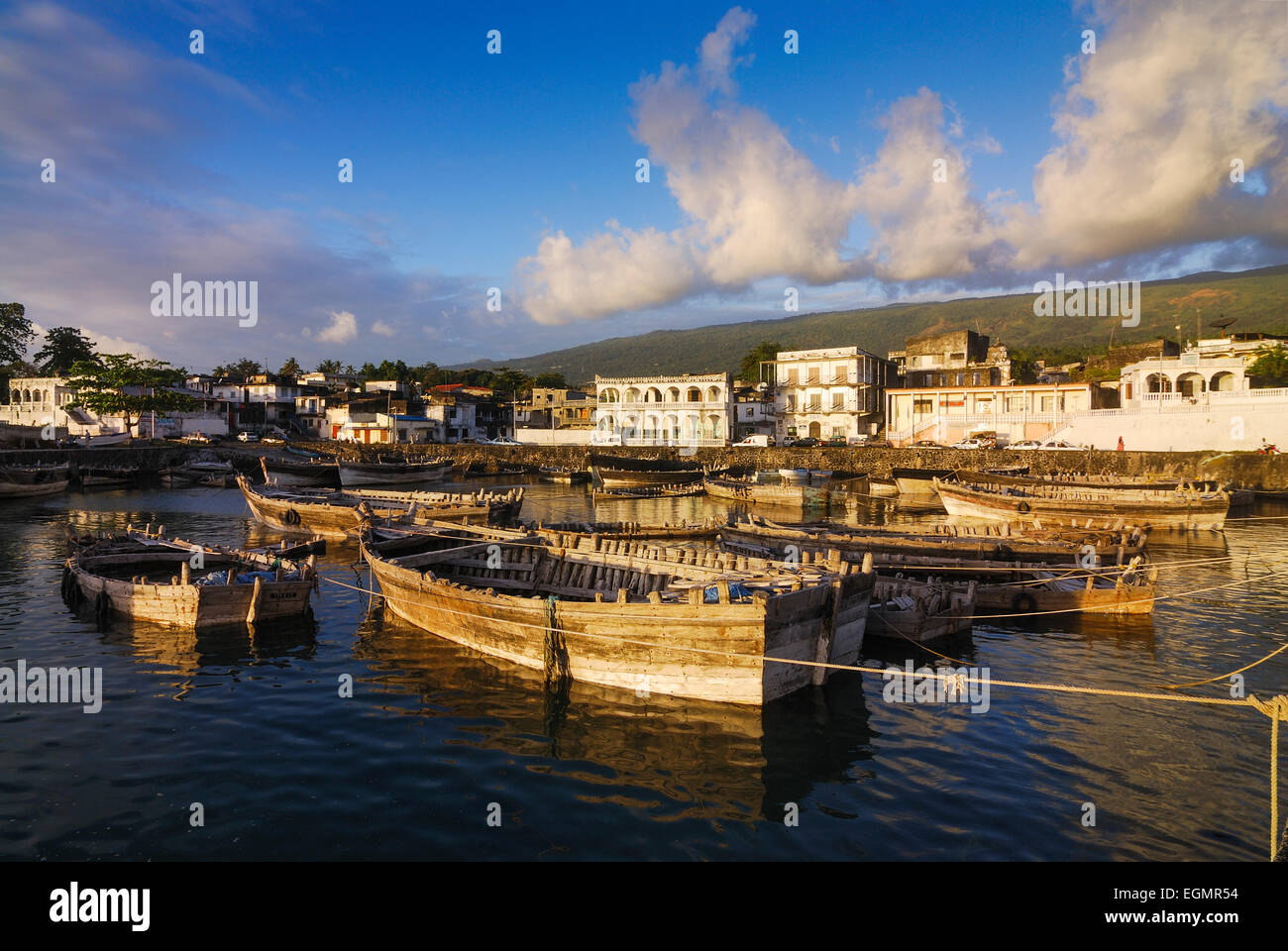 Bateaux en bois dans le vieux port de Moroni, Grande Comore, Comores ...