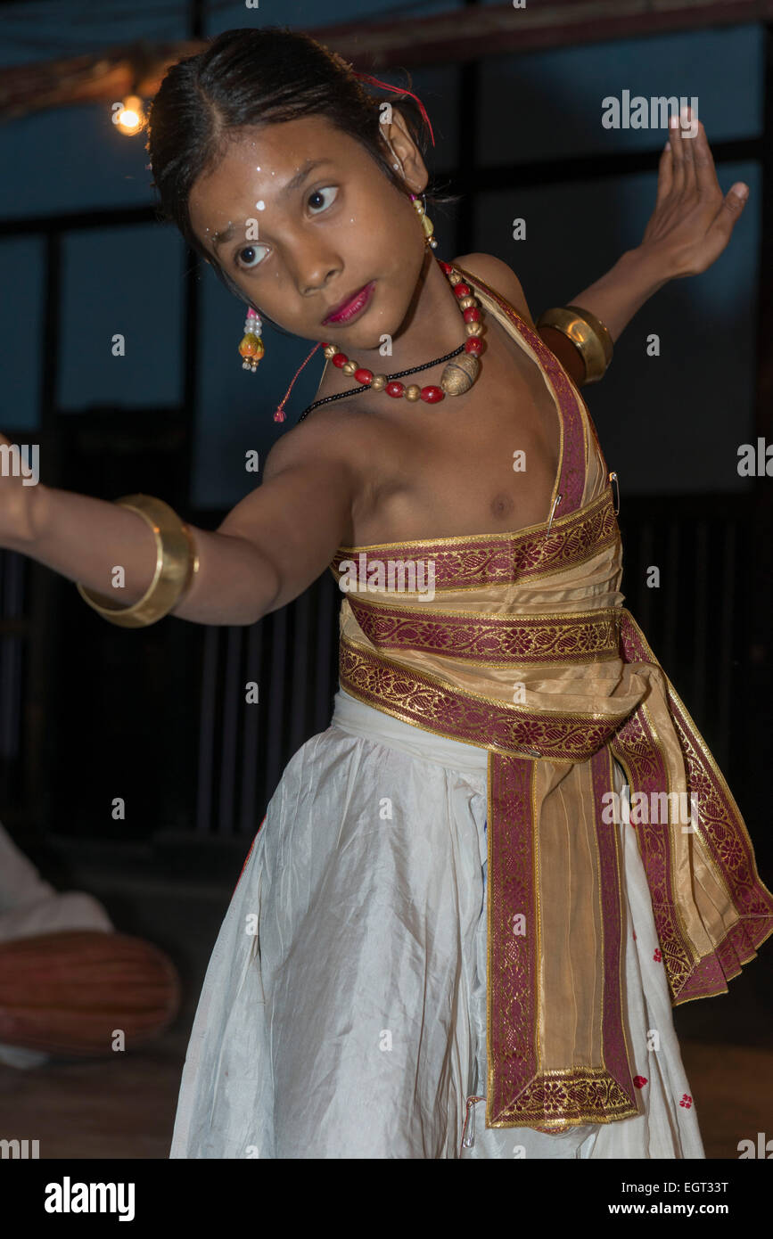 Jeune moine effectuant Banque de photographies et d’images à haute résolution - Alamy