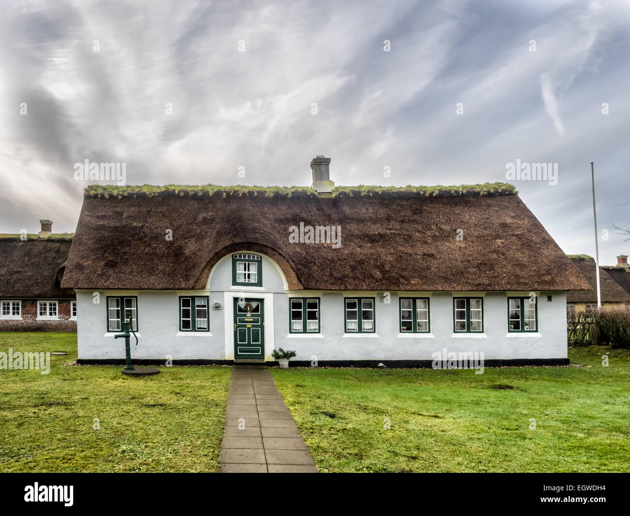 Maison traditionnelle au toit de chaume Banque de photographies et d ...
