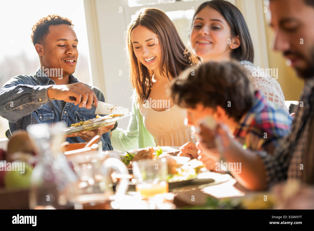 Un groupe multi ethnique de personnes autour d'une table Banque de ...