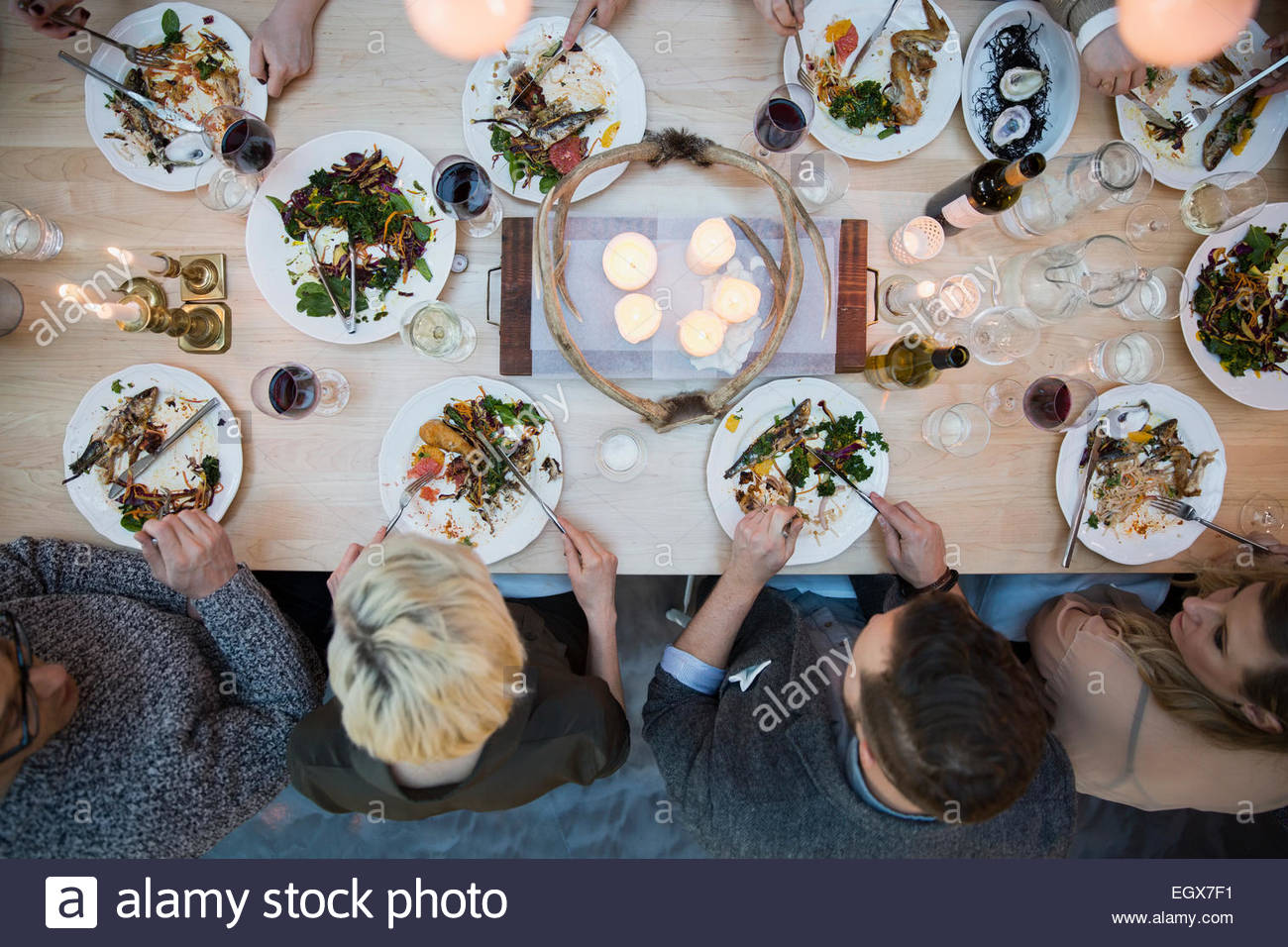 Man eating table Banque de photographies et d’images à haute résolution ...