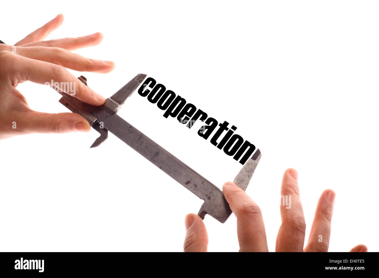 Coup horizontal de la couleur des deux mains tenant un compas et mesure ...