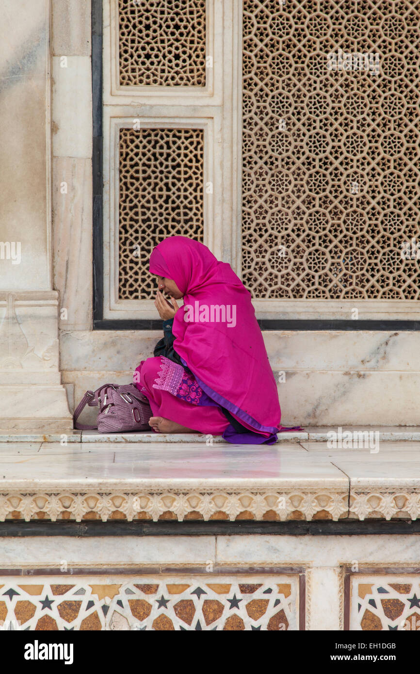 Muslim woman sitting on prayer Banque de photographies et d’images à ...