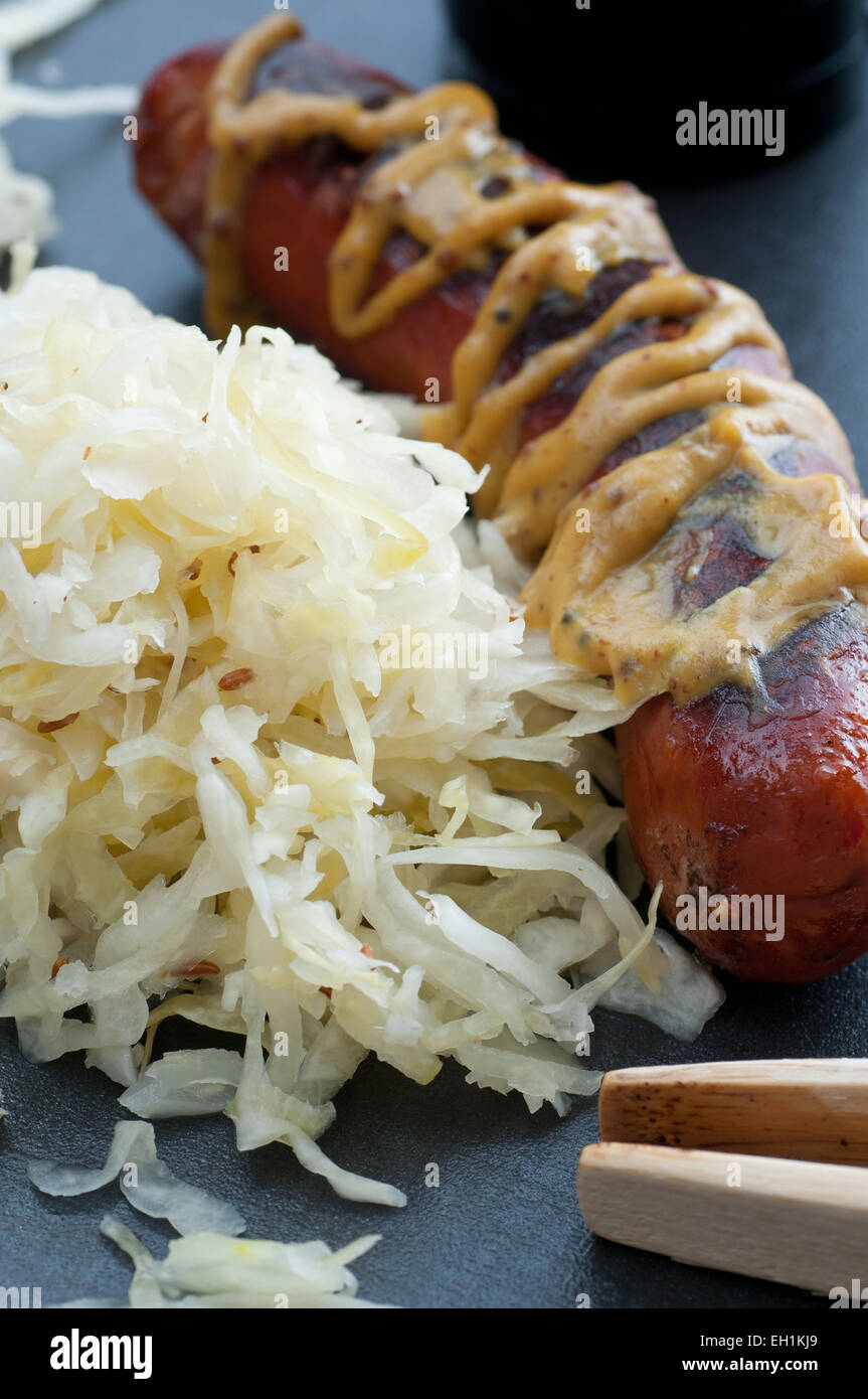 La choucroute et saucisses grillées servies avec moutarde forte Photo Stock - Alamy