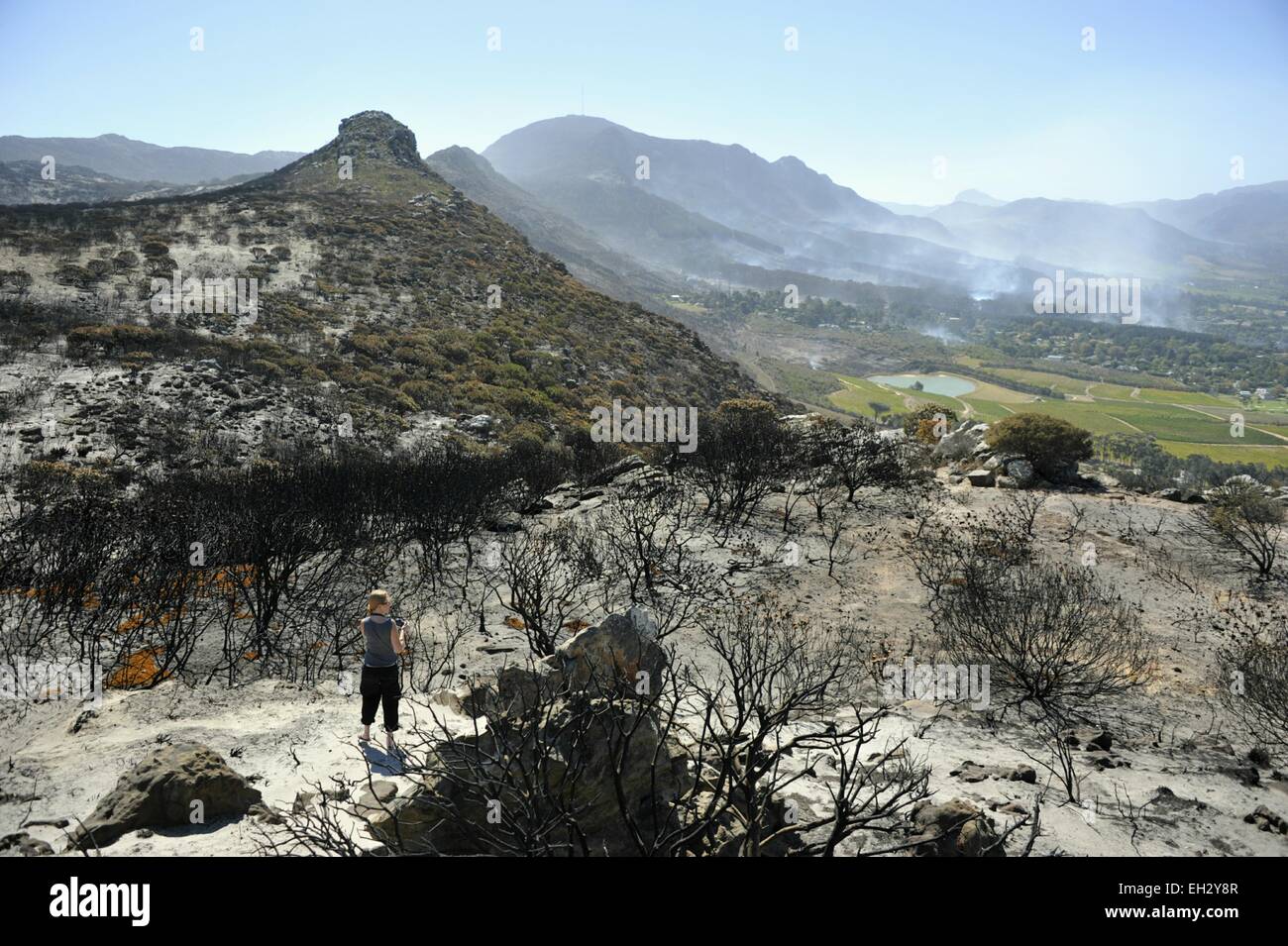 Cape Town, Afrique du Sud. 5 mars, 2015. La végétation brûlée brûlée et ...