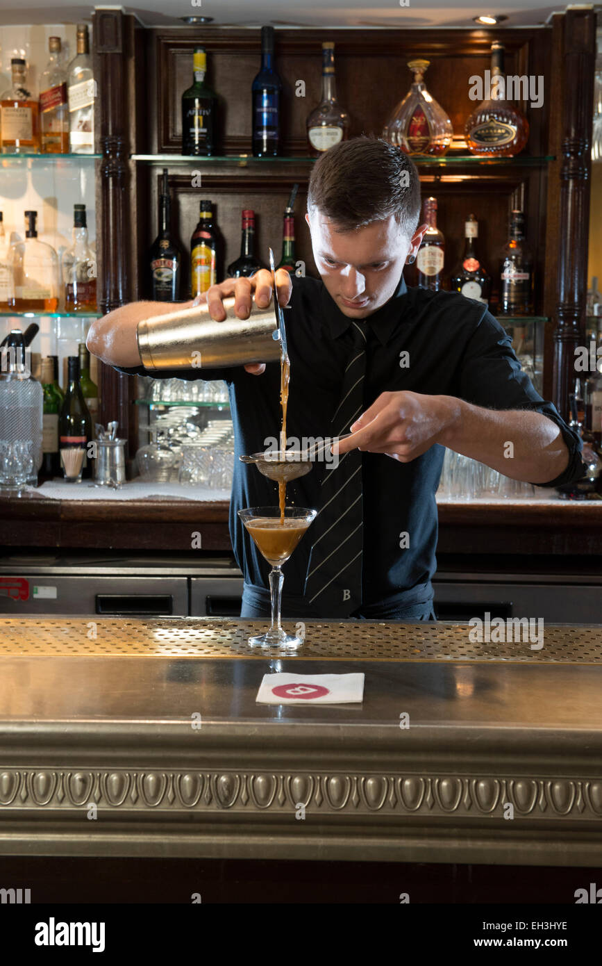 Un barman, barman, mixologist rend un fantastique cocktail dans un ...