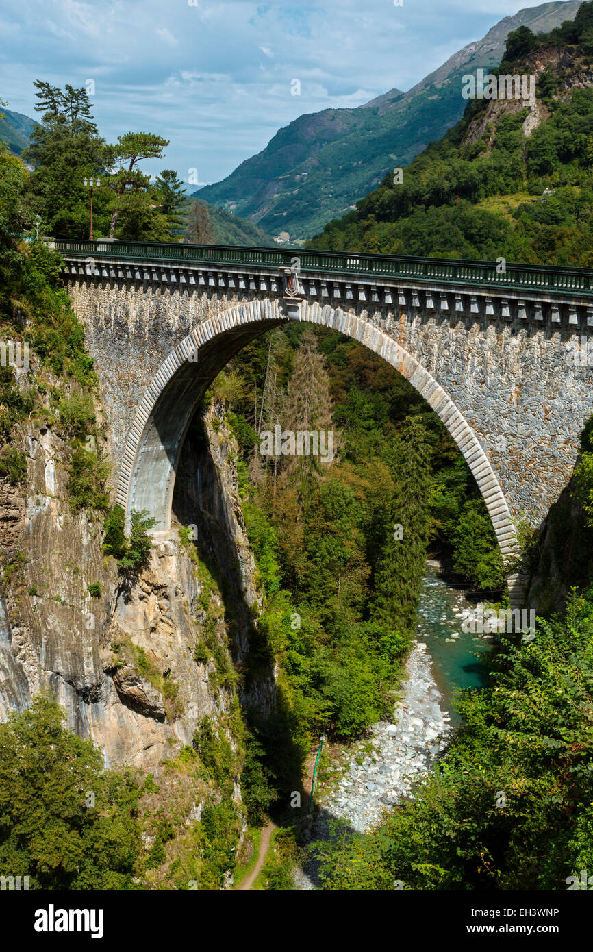 Le pont Napoléon, Luz Saint Sauveur, Hautes Pyrenees, France Photo ...