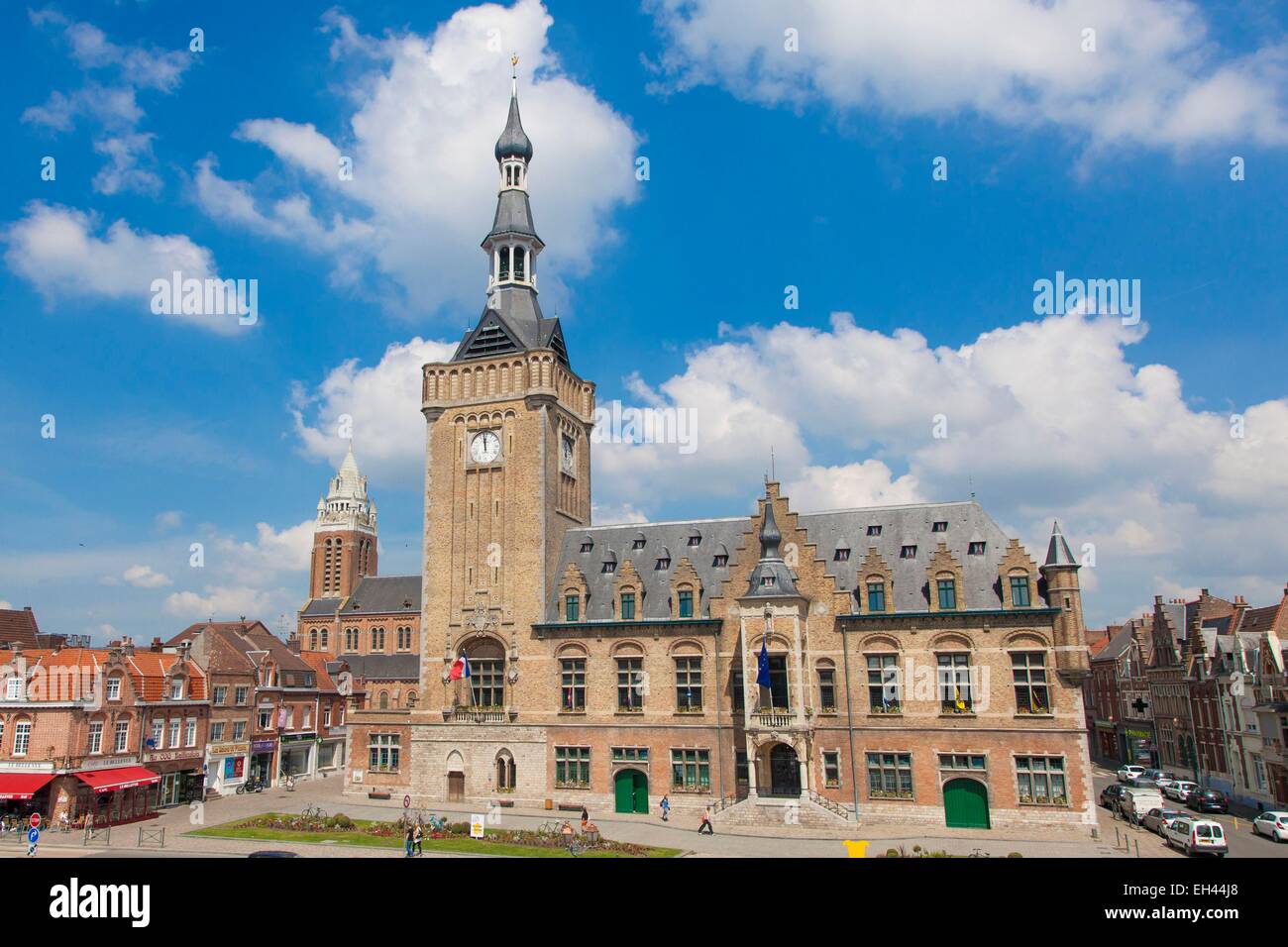 France, Nord, Bailleul, église Saint Vaast et beffroi de l'Hôtel de ...