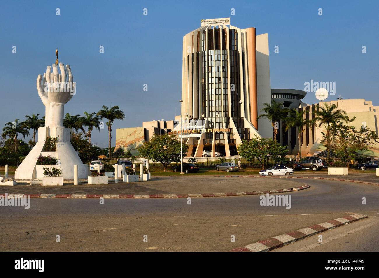 Le GABON, Libreville, le boulevard Triomphal Omar Bongo, la flamme de ...
