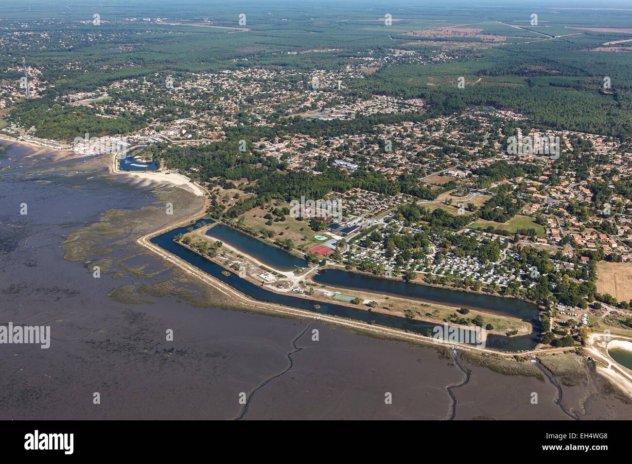 France, Gironde, Lanton, le village sur le bassin d'Arcachon (vue ...