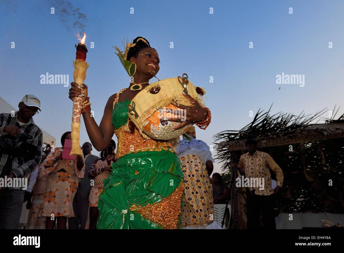 Le GABON, Libreville, mariage coutumier, la mariée avec des symboles ...