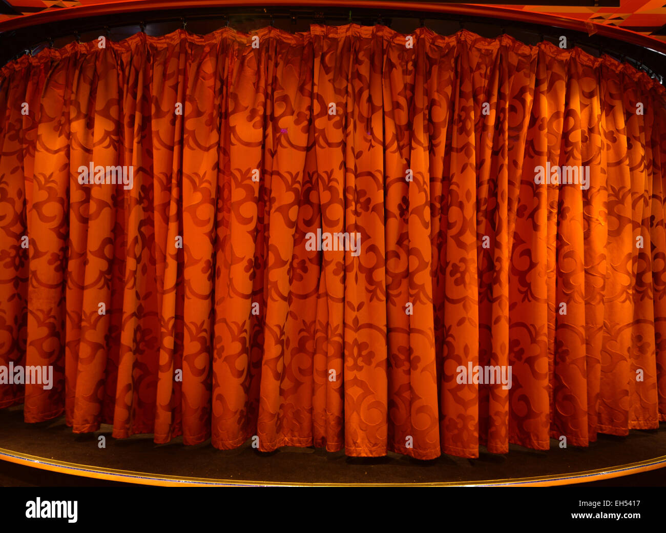 Rideaux cramoisis Banque de photographies et d’images à haute ...