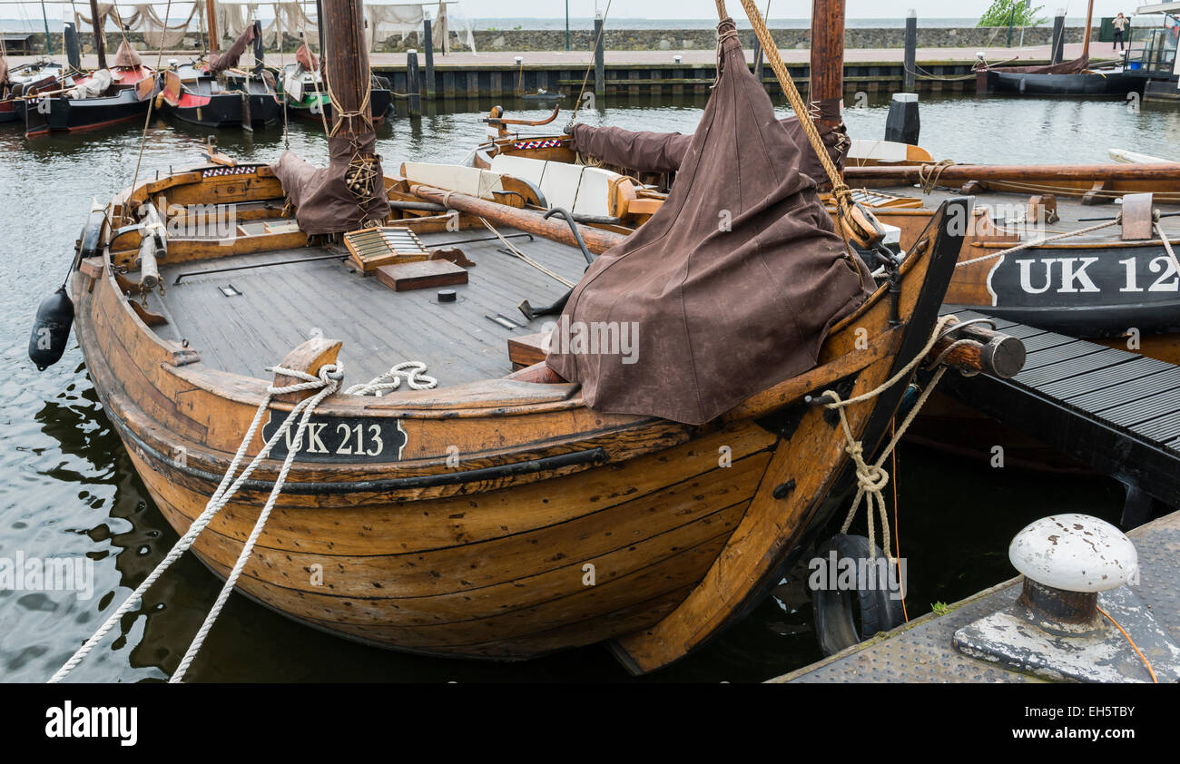 Ancient boat Banque de photographies et d’images à haute résolution - Alamy