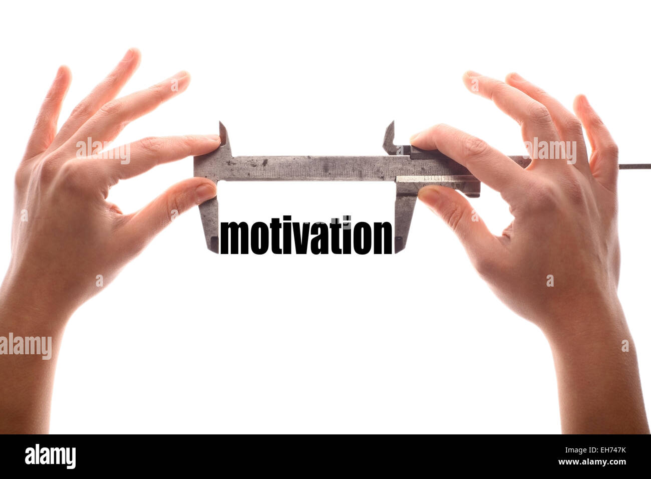 Coup horizontal de la couleur des deux mains tenant un compas mesurant ...