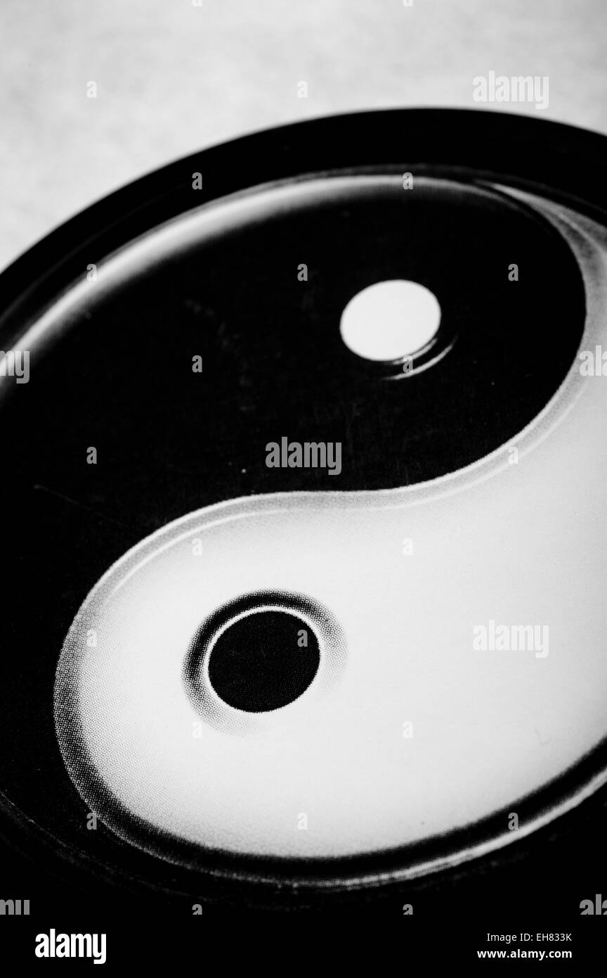 Yin Yang le symbole rond Photo Stock - Alamy
