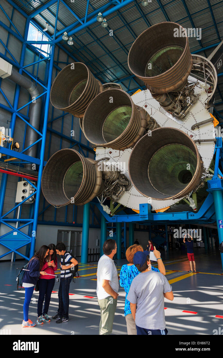 Brûleurs fusée Apollo sur le navire de l'espace sur l'écran au Centre ...
