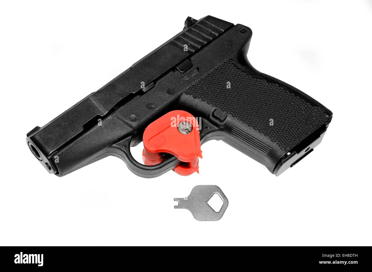 Un pistolet qui a la gâchette verrouillé par une clé. Une arme à feu de ...