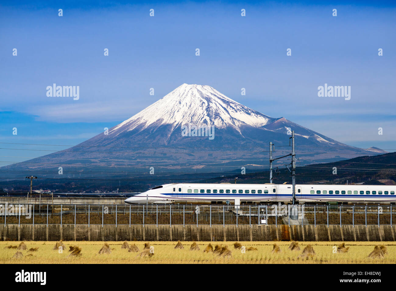 Mt fuji and shinkansen bullet train Banque de photographies et d’images à haute résolution - Alamy