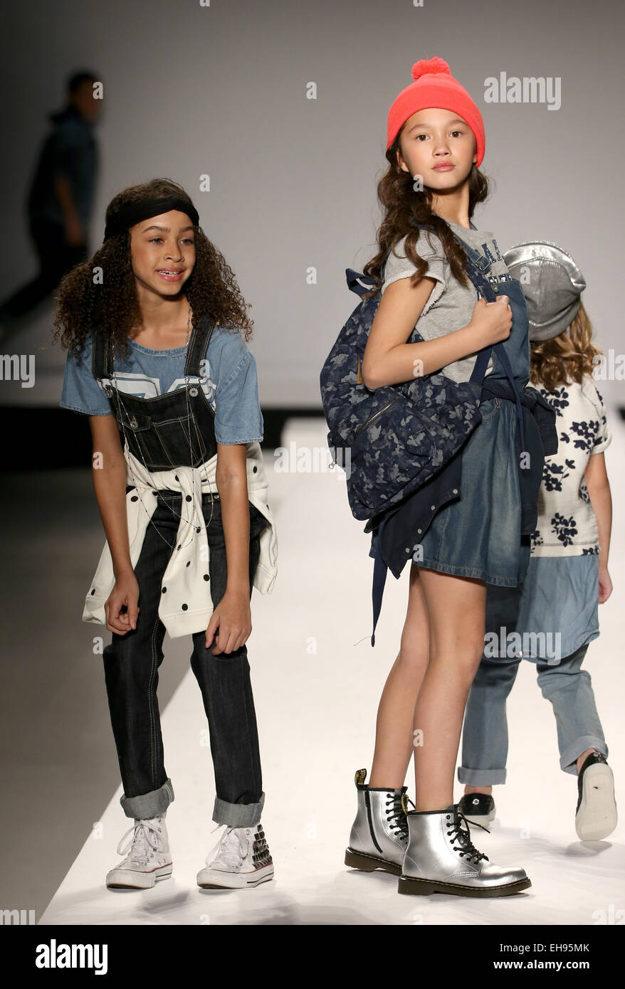 Modèles pour enfants à pied la piste à la Nike Levi's Kids fashion show ...