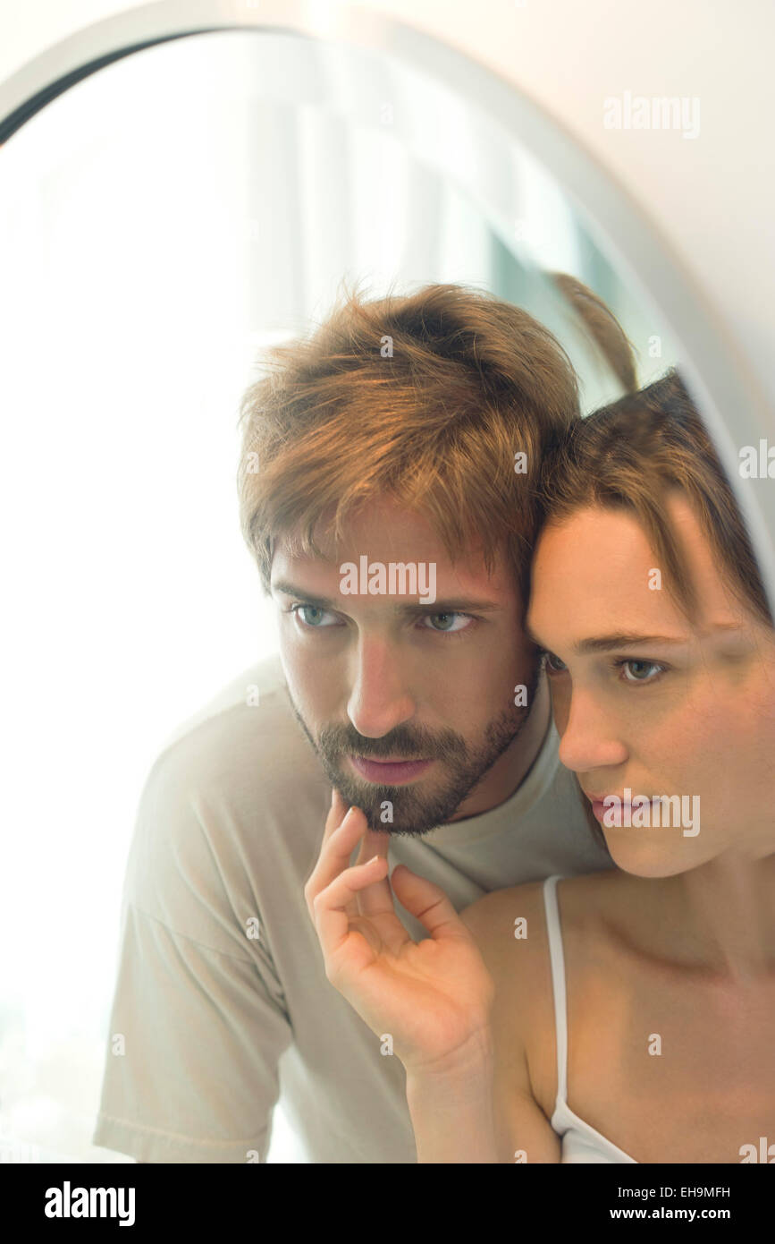 En couple à la recherche ensemble miroir, épouse du husand caressant le ...