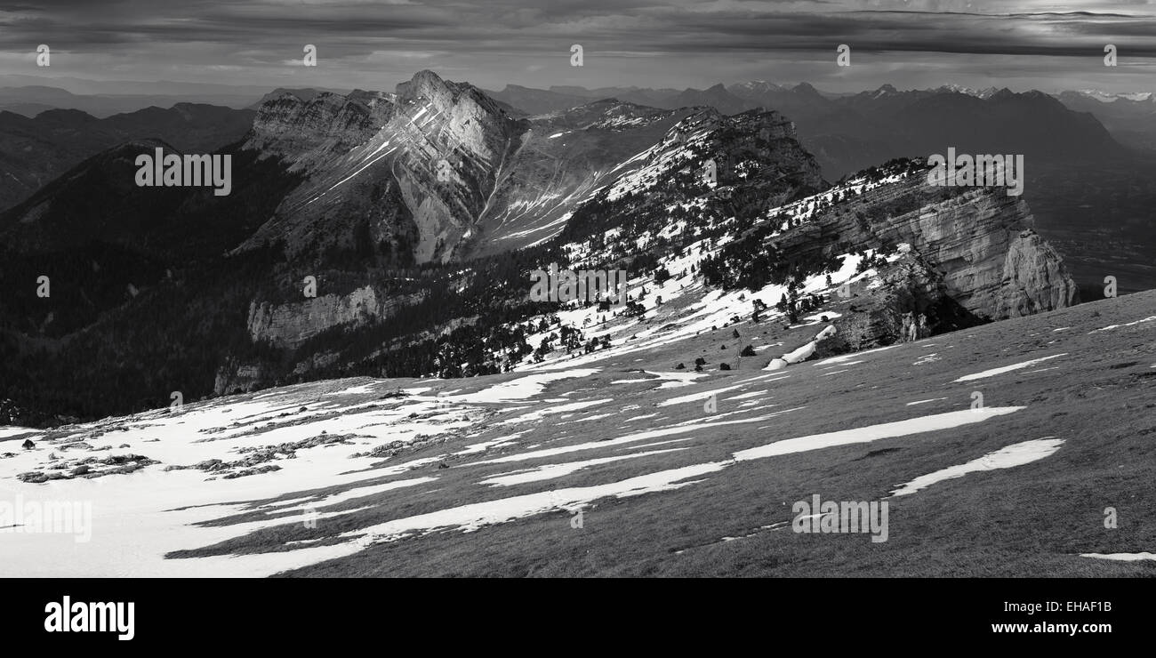 Image en noir et blanc des hauts de chartreuse plateau et les sommets ...