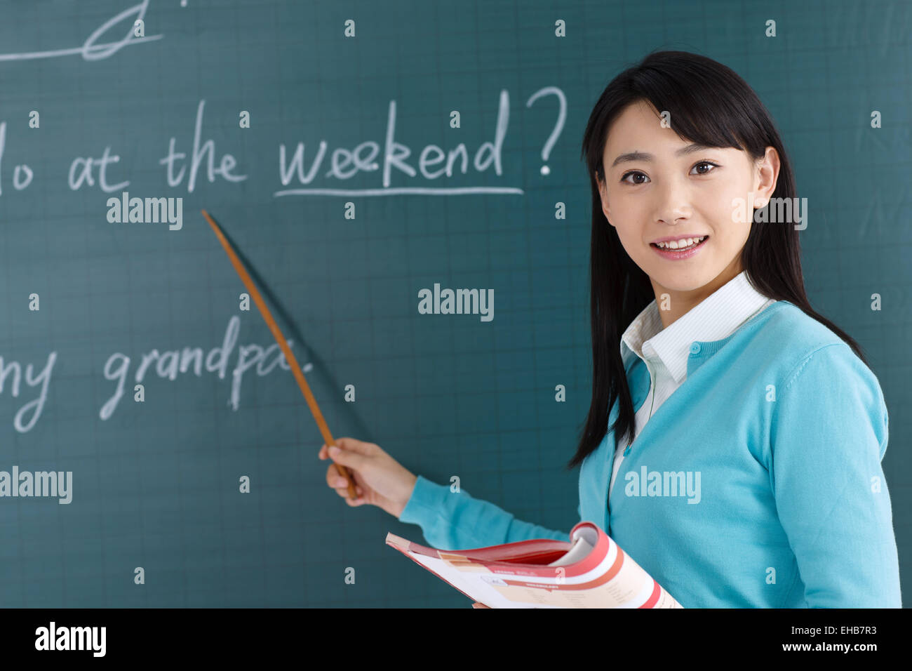 Maitresse devant un tableau de classe Banque de photographies et d ...