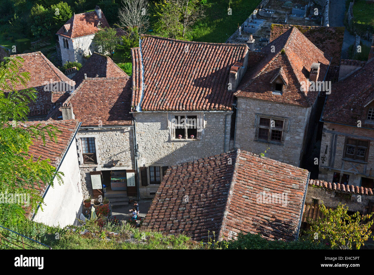 Regardant vers le bas sur les toits rouges de belles maisons en pierre ...