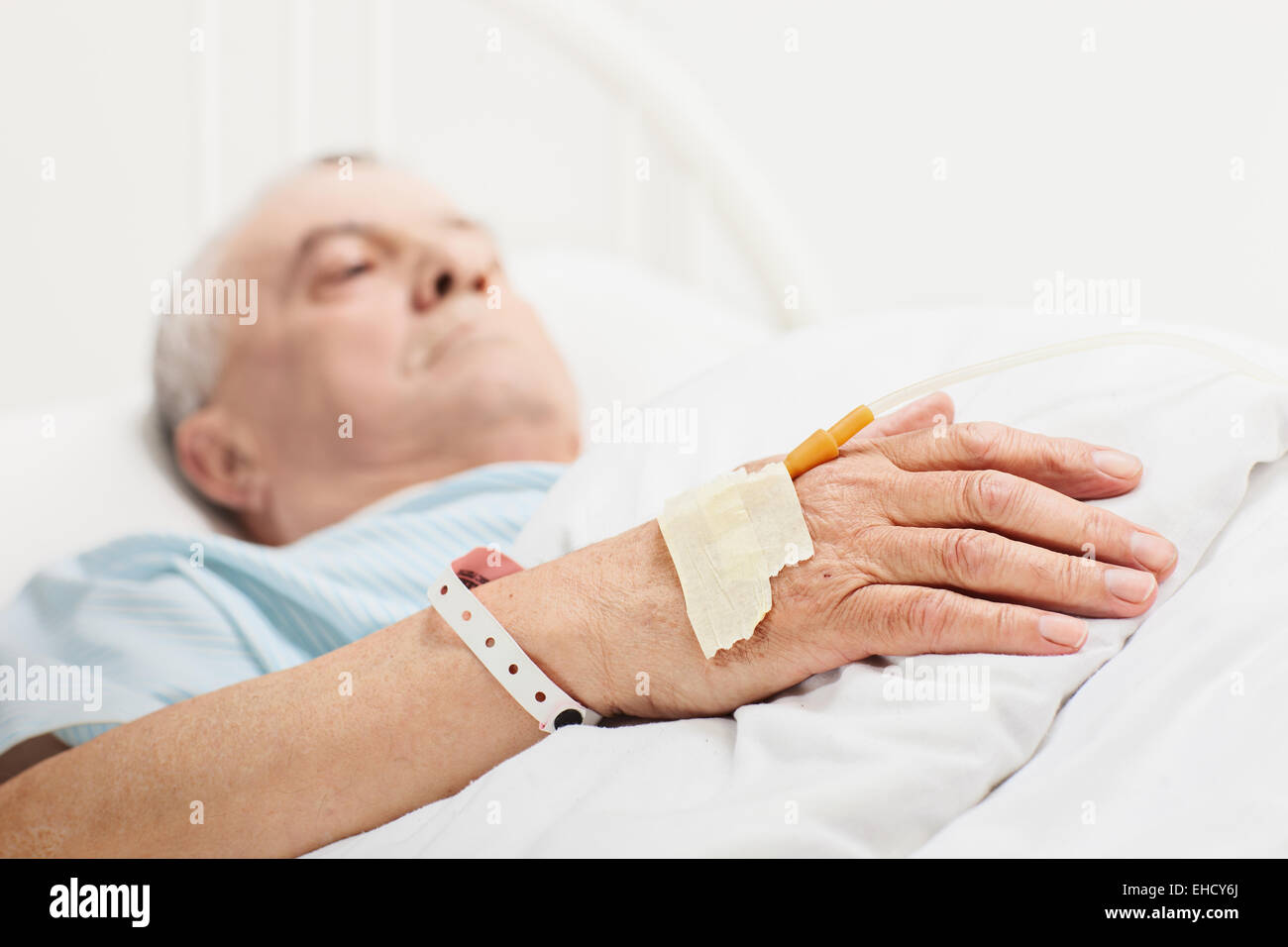 Un homme malade sur lit d’hôpital Banque de photographies et d’images à ...