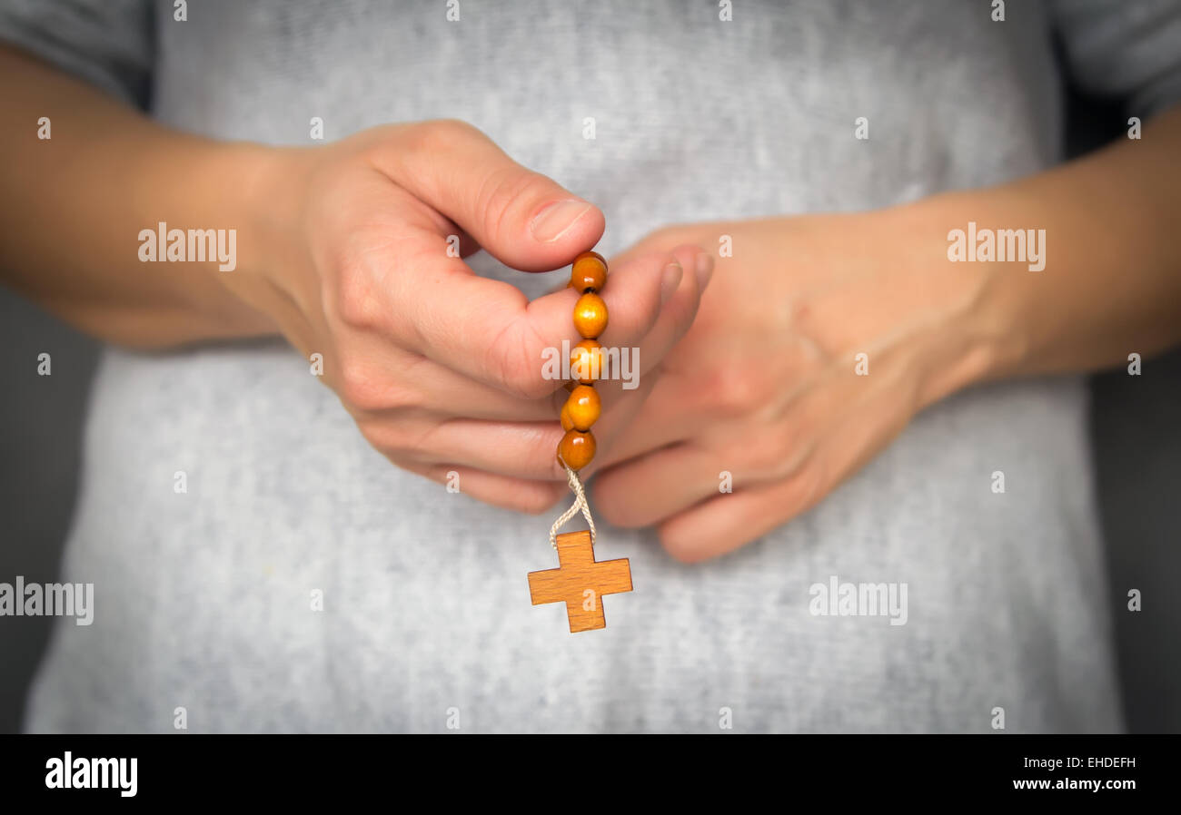 Mains de prière et chapelet Banque de photographies et d’images à haute ...