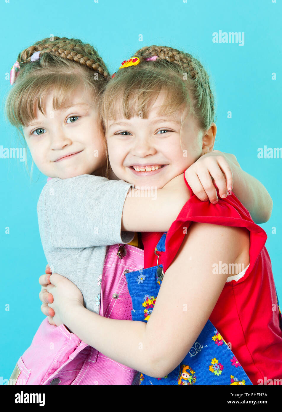 Twin Sisters Hugging Banque De Photographies Et Dimages à Haute