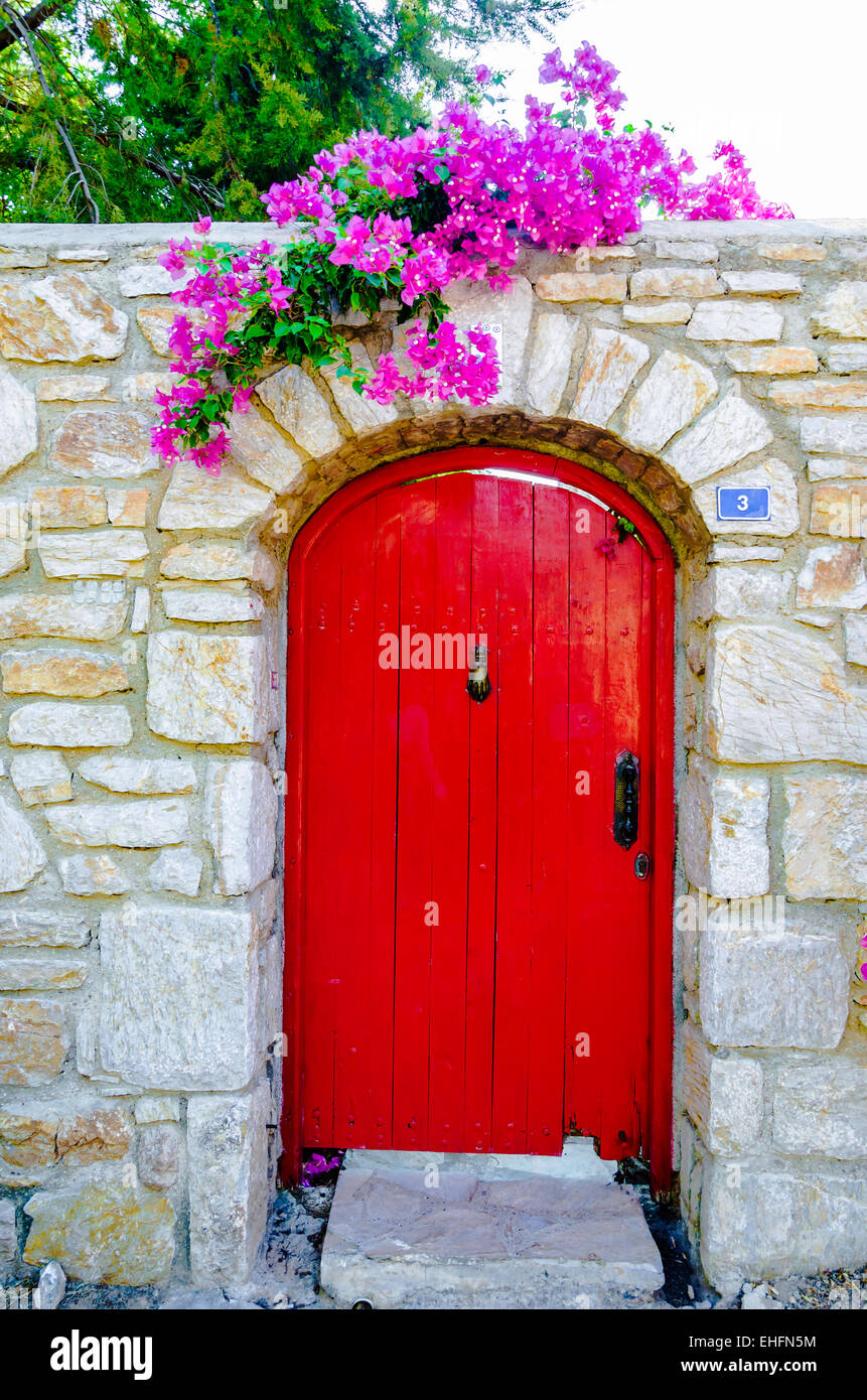 Red brick garden wall with red gate Banque de photographies et d’images ...