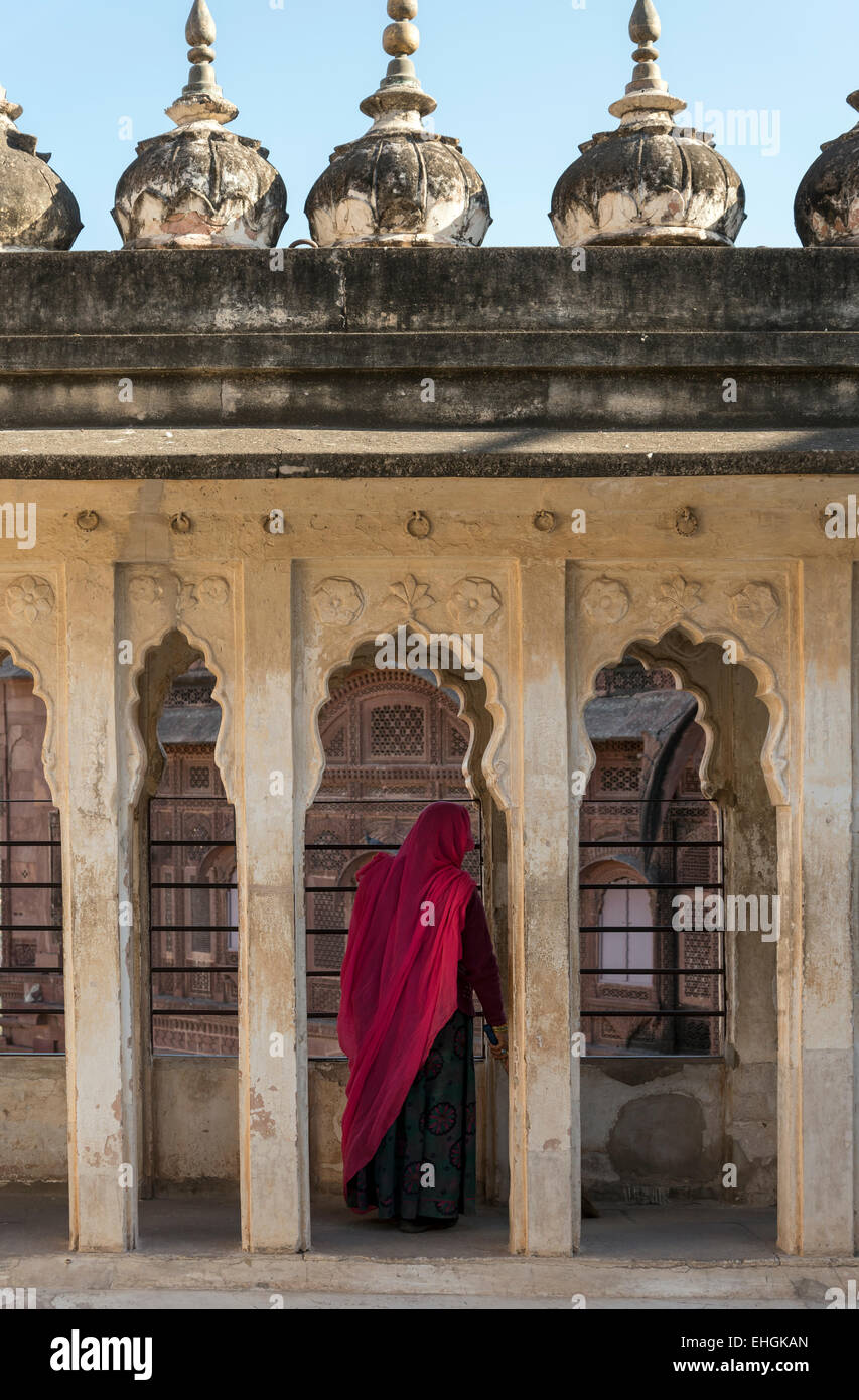 Femme avec sari rouge Banque de photographies et d’images à haute ...
