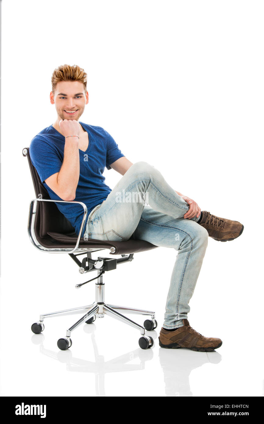 Homme assis sur une chaise Banque de photographies et d’images à haute ...