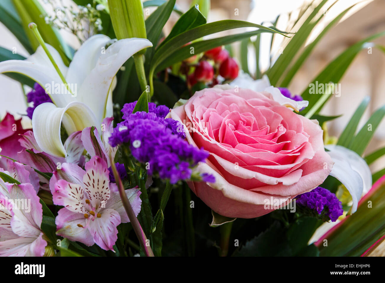 Bouquet white lilies red roses Banque de photographies et d’images à ...