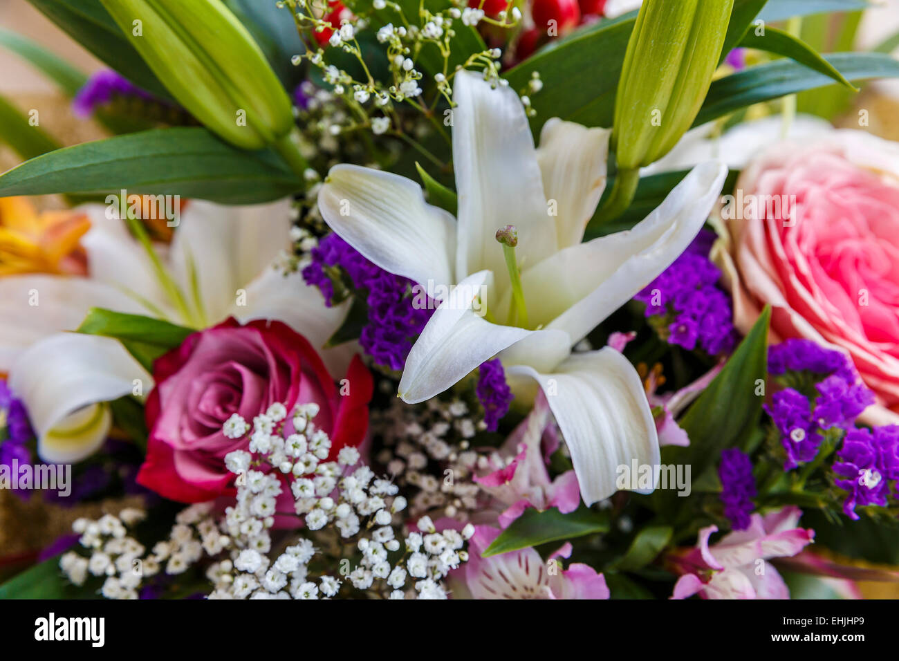 Bouquet white lilies red roses Banque de photographies et d’images à ...