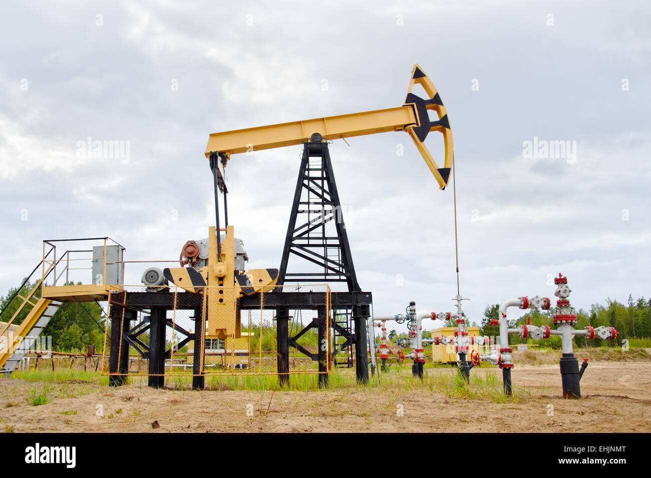 Chevalet de pompage et de puits de pétrole Photo Stock - Alamy
