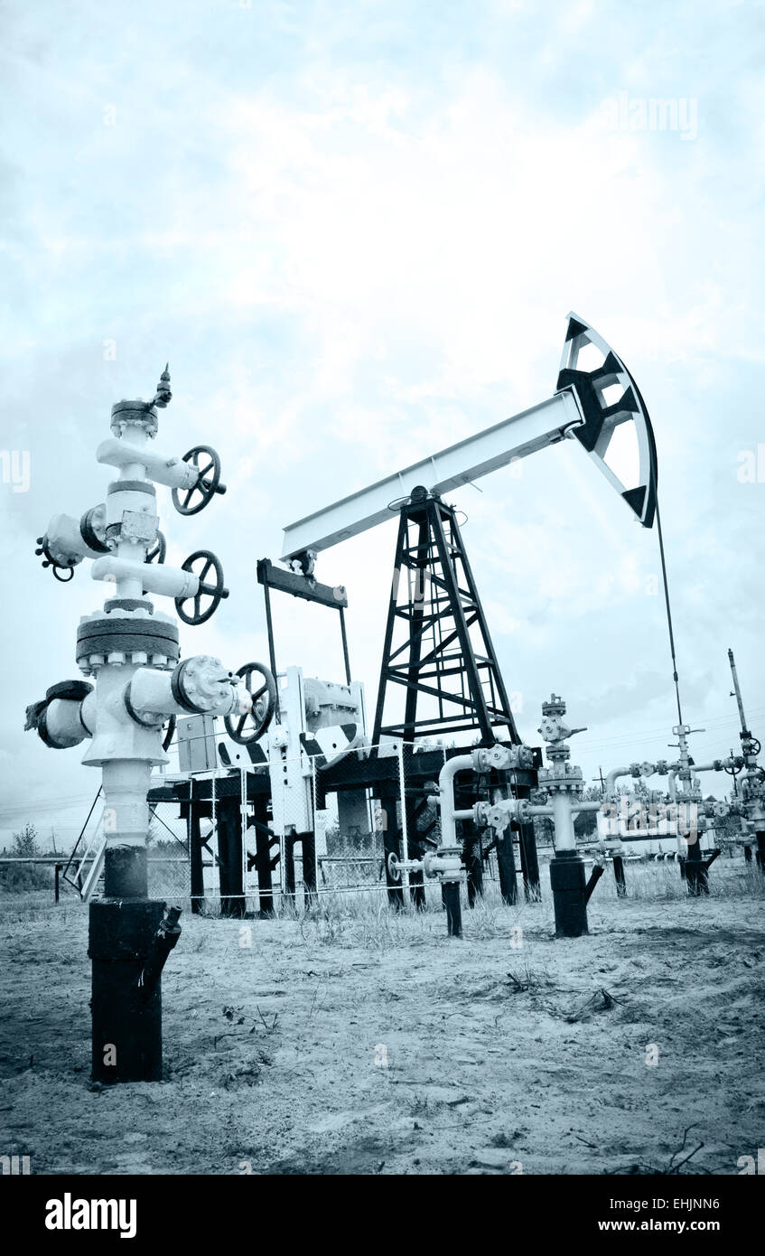 Chevalet de pompage et oilwell Photo Stock - Alamy