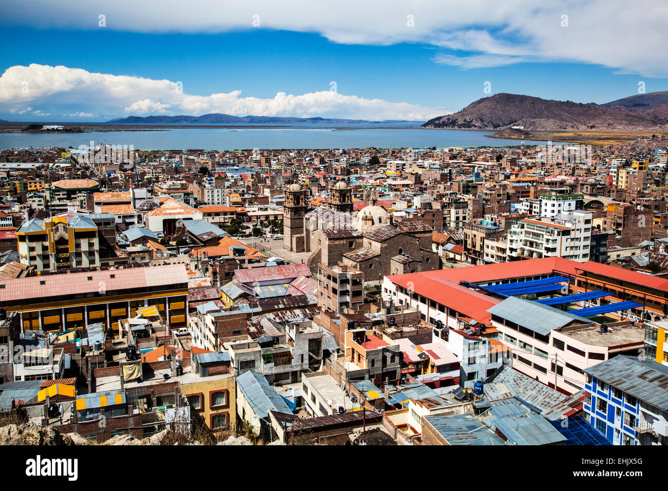 Puno est une ville de deux cent cinquante mille situé sur la rive du ...