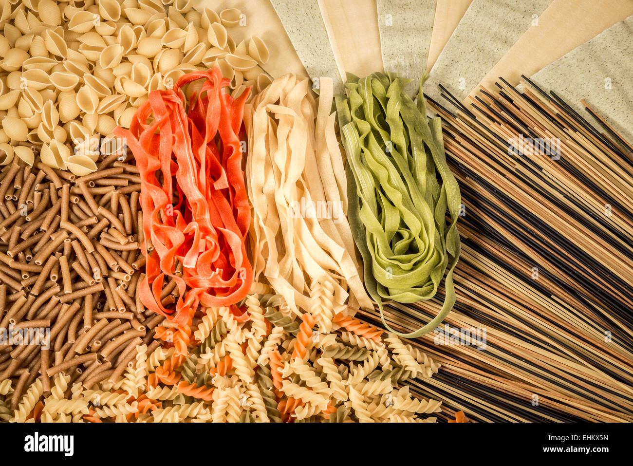 Différents types de pâtes alimentaires réparties sur la table avec les ...