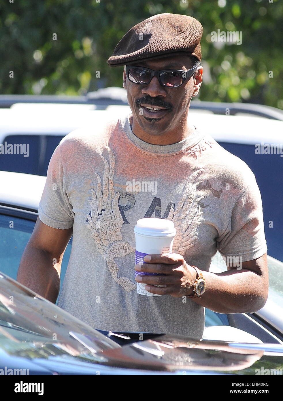 Eddie Murphy prend un café au Coffee Bean & Tea Leaf dans Studio City ...