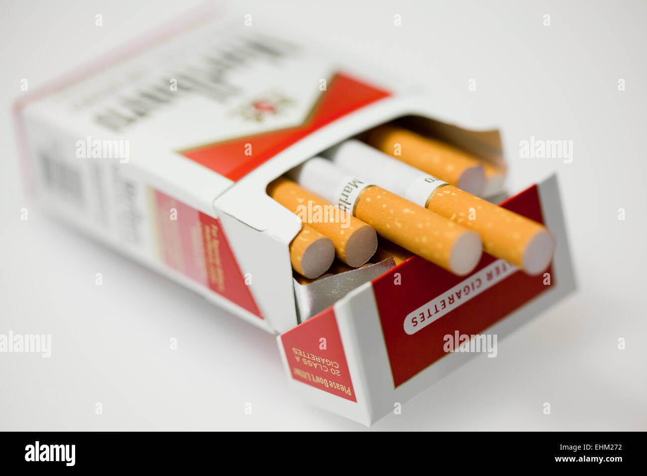 Marlboro cigarettes Banque de photographies et d’images à haute ...