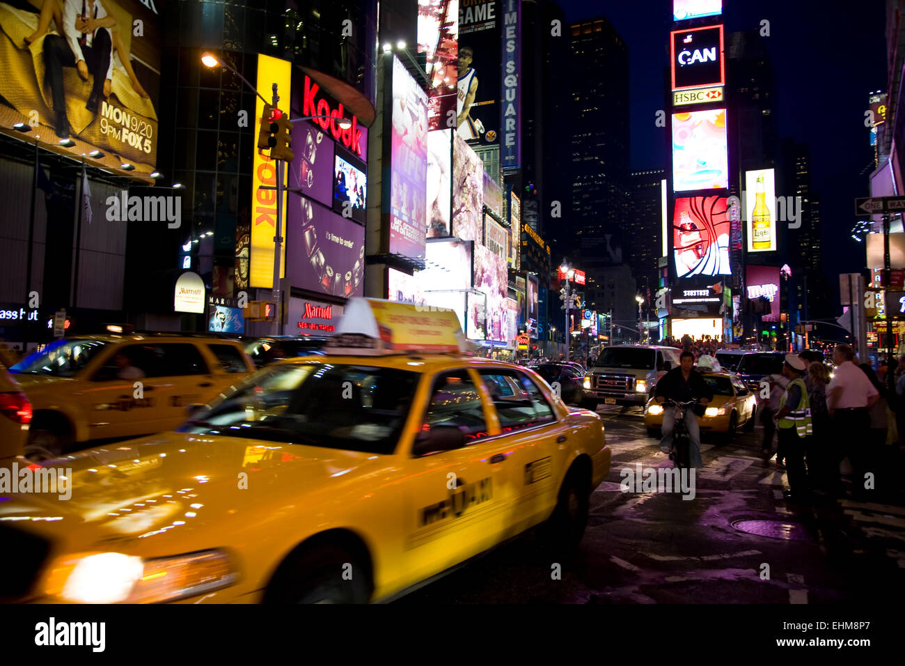 Times square la nuit de new york aux etats unis Banque de photographies ...